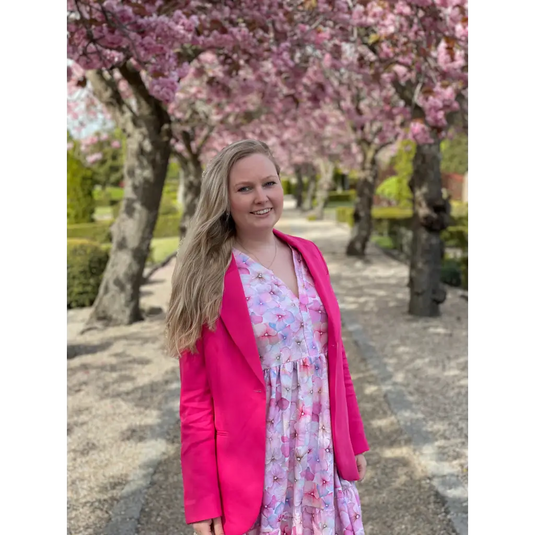 Om os ny – Stofsaksen